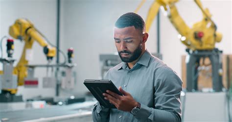 자동화 생산의 계획 건설 연구 및 검사를 위한 공장의 사람 태블릿 및 로봇 기계 남성 엔지니어 디지털 및 재고 업데이트 전자 및 로봇 공학 프로젝트 25 29세에 대한 스톡