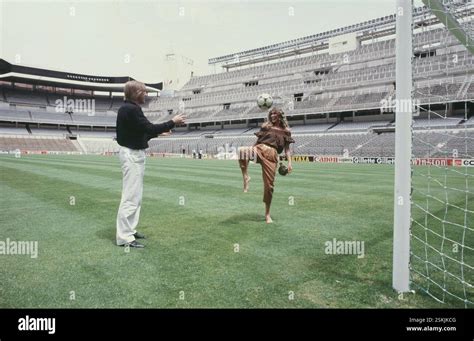 Günther Netzer Und Ehefrau Im Stadion Santiago Bernabeu Madrid 1982 Günther Netzer And His Wife