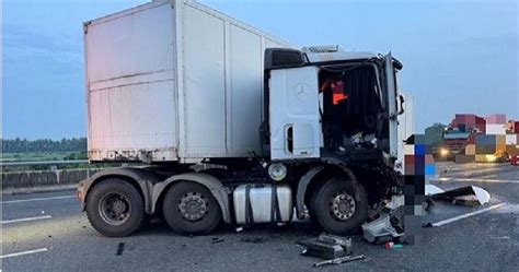國道台南段5小時2車禍！ 貨車爆胎側翻佔3車道2聯結車又追撞 社會 Ctwant