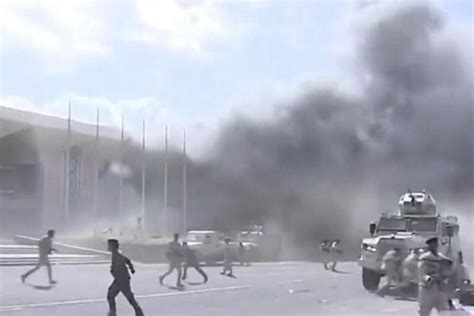 قتلى وجرحى في انفجارين بمطار عدن لحظة هبوط طائرة الحكومة الجديدة