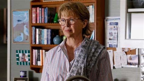 Annette Benings ‘apples Never Fall Is A Tv Show For The Invisible Women