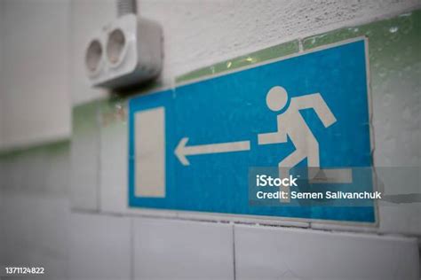 화재 시 건물 벽에 사람과 사다리의 그래픽이 있는 출구 표지판 0명에 대한 스톡 사진 및 기타 이미지 0명 건축 구조