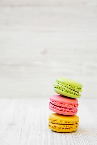 흰색 배경에 나무 측면 보기 다채로운 Macarons의 스택 공간에 복사 합니다 갈색에 대한 스톡 사진 및 기타 이미지 갈색