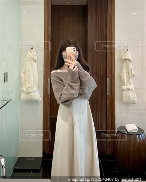 鏡の前に立ってカメラに向かってポーズをとる人の写真・画像素材 7546407 Snapmart（スナップマート）