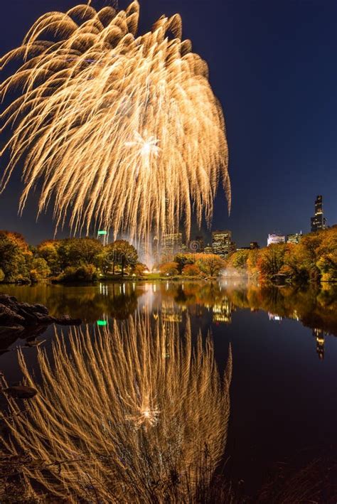 2016 Marathon Fireworks Central Park Lake New York City Stock Image