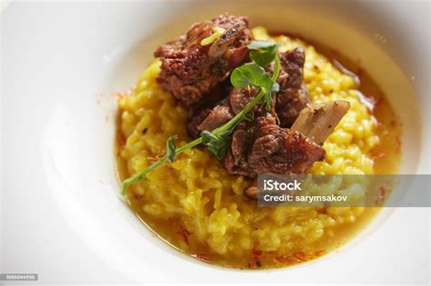 Ossobuco 및 사프란 리소 토입니다 얕은 Dof 오소 부코에 대한 스톡 사진 및 기타 이미지 오소 부코 리조또 0명