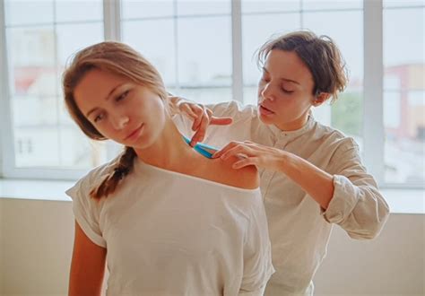 뒷목이 땡기는 이유 8가지 오른쪽 왼쪽 뒷목 통증 및 땡김 뻐근 두통 네이버 블로그