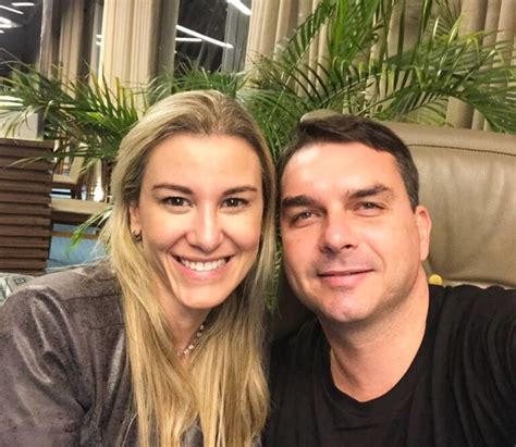 Flávio Bolsonaro Parabeniza A Esposa Fernanda E Se Declara