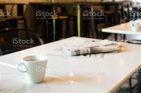 테이블 커피가 게 배경 따뜻한 톤에 신문 가진 모카 커피 한잔 0명에 대한 스톡 사진 및 기타 이미지 0명 갈색 디자인 Istock
