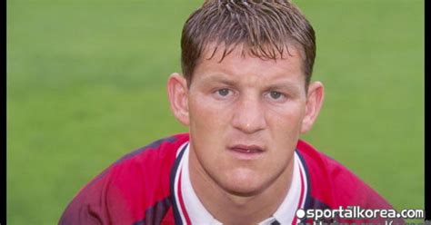 ‘한 경기에 퇴장을 3번 당한 선수가 있다 항의 코너플래그 찢기→레드카드 3장