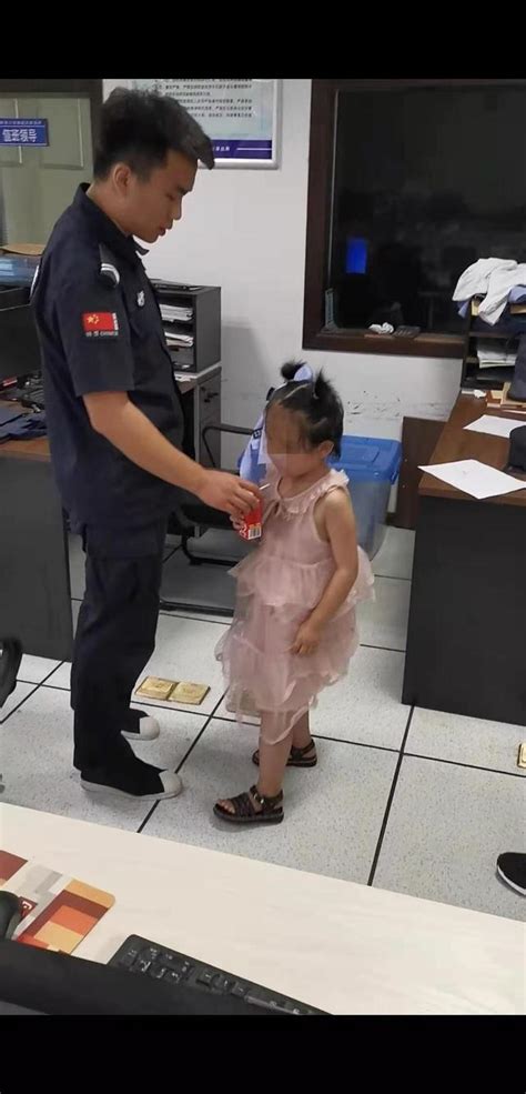 五岁小萌娃街头走失，民警变“慈父”陪吃陪玩