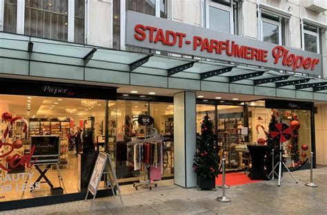 Ganz in rot Parfümerie Pieper eröffnet zweite Osnabrücker Filiale in