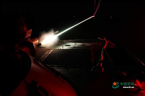 辣么美！夜间射击训练 画面绚丽军事中国网