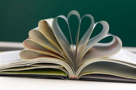Páginas del libro curvadas en forma de corazón Foto Premium