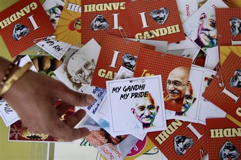 El Mahatma Gandhi Frente A Su Asesino En El 75 Aniversario De Su Muerte