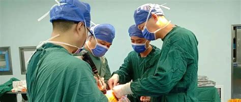 68岁患者关节活动受限多年在骨关节科接受外侧膝关节单髁置换术次日行走自如 手术 陈大妈 卢文海