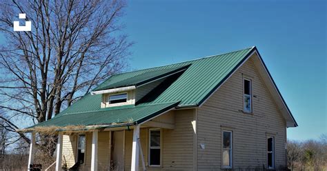 Casa De Madera Blanca Y Azul Cerca De árboles Desnudos Bajo El Cielo