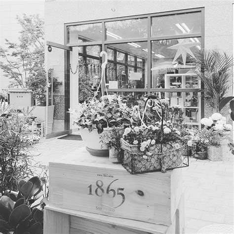 마음연습 사실 매일 아슬아슬하다 무엇으로 버티며 사는 정신인지도 모르게 살아진다 정신을 차려버리면 안 될 것 같아서 더 열심히 힘껏 사는 중이다 새벽마다 제정신의