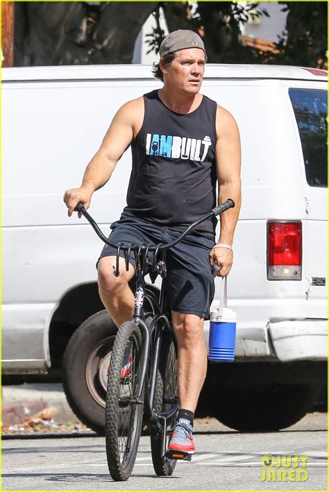 Photo Josh Brolin Puts Buff Biceps On Display En Route To The Gym 09