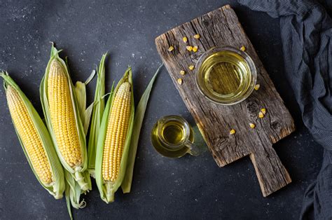 소박한 테이블에 신선한 익은 옥수수 속을 곁들인 유리 그릇에 옥수수 기름 식용유 조성 Corn Maze에 대한 스톡 사진 및