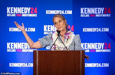 Curb Your Enthusiasm Rfk Jr And Wife Cheryl Hines Smooch On Stage As