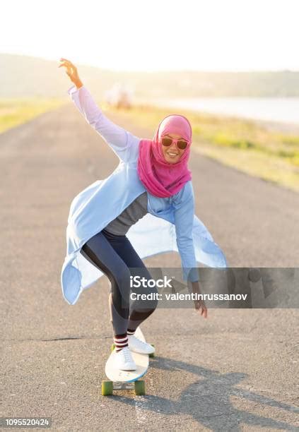 아시아 여자 Hijab와 선글라스도로에 스케이트 미소 히잡에 대한 스톡 사진 및 기타 이미지 히잡 스케이트보드 타기