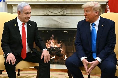 4日、ホワイトハウスで会談するイスラエルのネタニヤフ首相（左）とトランプ米大統領 Jp
