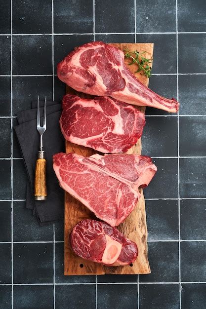 원시 프라임 스테이크 다양한 신선한 블랙 앵거스 프라임 고기 스테이크 Tbone New York Ribeye Striploin Tomahawk On Black Old