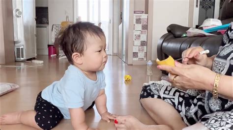 간식으로 바나나를 먹는 아기와 할머니 케미 Youtube