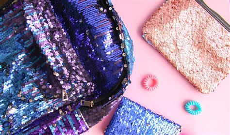 패션 액세서리와 드레스의 구성 반짝이는 스팽글스위트샷 지갑 배낭 화려한 폼폰 헤어 밴드 부드러운 핑크 파스텔 배경의 다른 오브젝트 플랫 레이 상단 보기 가방에 대한 스톡