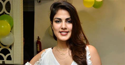 రియా చక్రవర్తి ఫోటో గ్యాలరీ