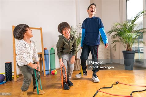 실내에서 저항 밴드를 운동하는 어린이 운동에 대한 스톡 사진 및 기타 이미지 운동 작은 건강한 생활방식 Istock
