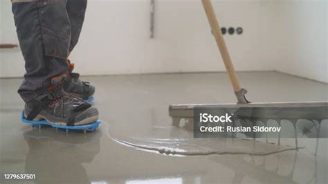 건설 중인 아파트 의 인테리어 바닥의 부드러운 표면을 미러 자체 레벨링 시멘트 박격포로 바닥 덮개 롤러 응용 프로그램 균형에