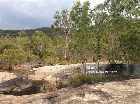 실제 호주 자연과 하드 컨트리 아웃백 문명 물 폭포와 많은 작은 바위 언덕 강에 대한 스톡 사진 및 기타 이미지 강 경관 고여 있는 물 Istock