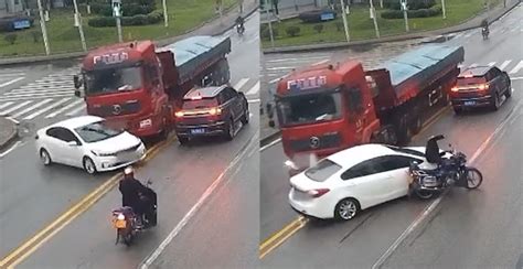 小车路口强行变道，下秒惨遭货车拖行数米，摩托车无辜被撞懵圈腾讯新闻