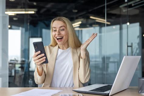 Feliz Mujer Exitosa Jefa En El Lugar De Trabajo Celebrando La Victoria Y El Logro Exitoso Da