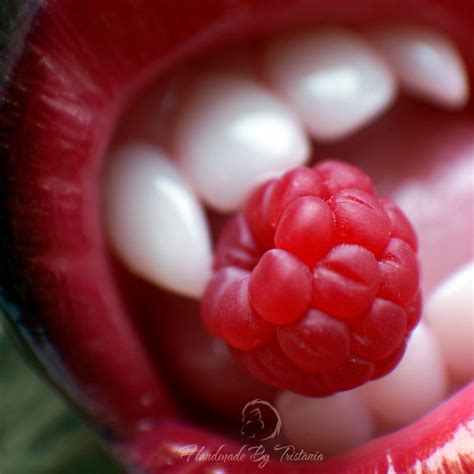 Lips Brooch With Raspberry Inspire Uplift