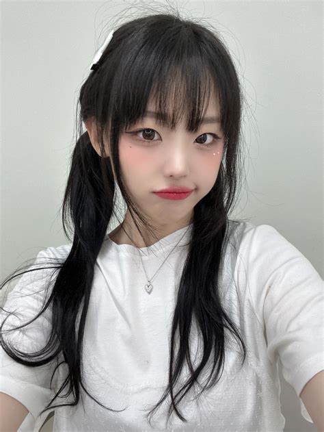Qwer Community Post 오늘도 행복충전 하루 가짜 아이돌 옷을 입규 팬싸인회를 했어요 흰옷 어울려요