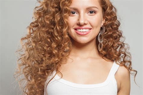 긴 웨이브 헤어 스타일 자연스러운 메이크업 및 깨끗한 피부를 가진 사랑스러운 여성 패션 모델 헤어케어 페이셜 트리트먼트 및 스킨케어 컨셉 20 24세에 대한 스톡 사진 및