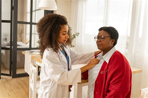 하트 비트를 듣는 전화기를 사용 하는 흰색 자 켓에 있는 간호사 아프리카계 미국 민족에 대한 스톡 사진 및 기타 이미지 아프리카계 미국 민족 요양원 2명 Istock