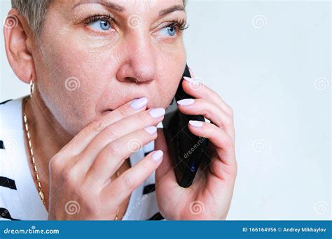 Meisje Aan De Telefoon Onaangenaam Gesprek Onverwacht Slecht Nieuws