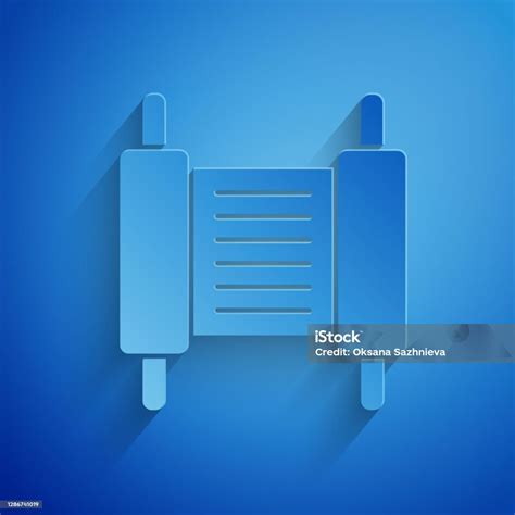 파란색 배경에 격리 된 토라 스크롤 아이콘을 잘라 용지 확장 된 형태로 유대인 토라 다윗 기호의 별 오래된 양피지 두루마리 종이 아트 스타일 벡터 0명에 대한 스톡 벡터