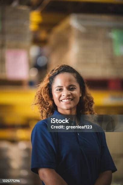 창고 물류 공장에서 안전을 위해 일하는 아프리카계 미국인 노동자 비즈니스 제조 산업 직업 개념 상품 제품 상자 유통 육체 노동자에 대한 스톡 사진 및 기타 이미지 Istock