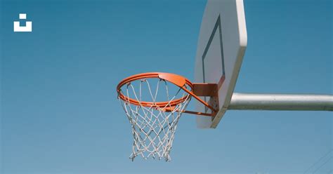흰색과 주황색 농구 후프 사진 Unsplash의 무료 농구 이미지