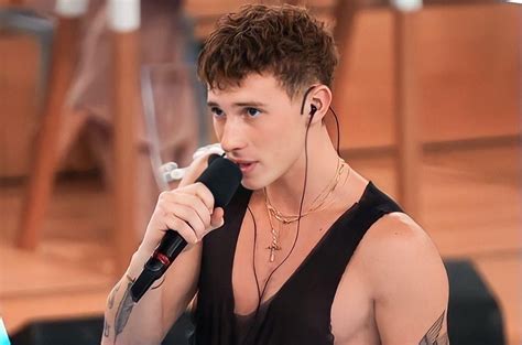 Amici Wax la protagonista del suo videoclip è unex allieva del talent