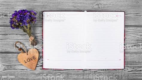빈 페이지와 회색 배경에 나무 마음 열기 노트북 공간 복사 개념에 대한 스톡 사진 및 기타 이미지 개념 개념과 주제