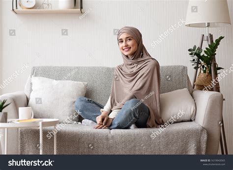 14447 Imágenes De Arab Hijab Girl Sitting Imágenes Fotos Y Vectores