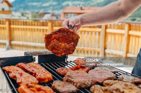 밖에서 바비큐 피크닉 돼지 삼겹살 구이 그릴에서 고기가 뒤집힙니다 식욕을 돋우는 돼지 고기 튀김 Bbq와 그릴불고기 구운 고기와 함께 야외 피크닉 건강한 식생활에 대한 스톡