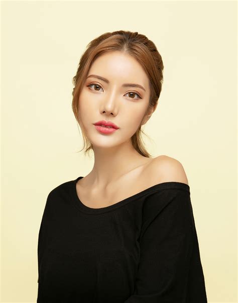 Uipr 스튜디오 레몬색 컬러프로필 넘 이쁘네요~ 레몬색에 묘한 밝은 컬러~ 모델분이랑 넘 잘