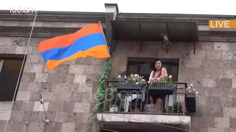 Քաղաքացիները պատշգամբներից ողջունում են Բագրատ սրբազանին Youtube